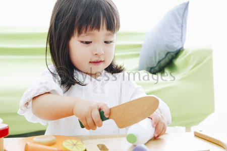 ままごと遊びをする女の子 - 商用利用可能な写真素材・イラスト素材ならストックフォトの定額制ペイレスイメージズ