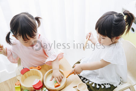 ままごと遊びをする女の子 - 商用利用可能な写真素材・イラスト素材ならストックフォトの定額制ペイレスイメージズ