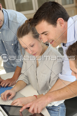 Educator with students in architecture working on electronic tablet - 商用利用可能な写真素材・イラスト素材ならストック ...