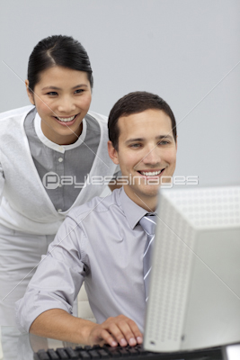 Female manager checking her employee's work - 商用利用可能な写真素材・イラスト素材ならストックフォトの定額制ペイレスイメージズ