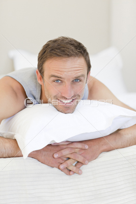 Man lying down on his bed - 商用利用可能な写真素材・イラスト素材ならストックフォトの定額制ペイレスイメージズ