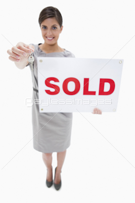 Real estate agent with sold sign handing over key - 商用利用可能な写真素材・イラスト素材 ...