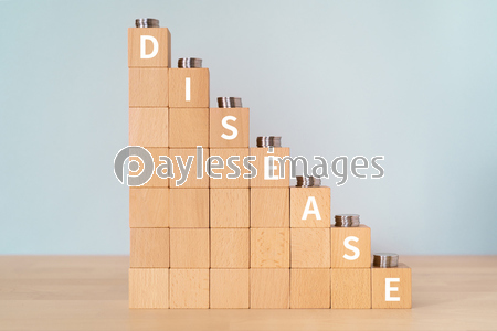 病気のイメージ｜「DISEASE」と書かれた積み木とコイン - 商用利用可能な写真素材・イラスト素材ならストックフォトの定額制ペイレスイメージズ
